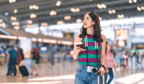 관광 여성 휴일 여행을위한 국제 공항 터미널의 승객 여권 및 탑승권을 들고 손 Brand Name Smart Phone에 대한 스톡 사진 및 기타 이미지 Brand