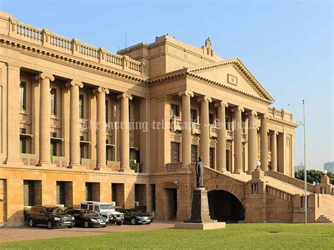 ජනාධිපති කාර්යාලයට නිල සුනඛයන් යොදවයි සේවකයන් පූර්ණ ශරීර පරීක්‍ෂාවකට