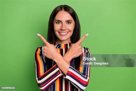 녹색 파스텔 색상 배경에 고립 된 두 가지 옵션 복사 공간 광고를 보여주는 매력적인 자신감있는 쾌활한 소녀의 초상화 갈색 머리에 대한 스톡 사진 및 기타 이미지 Istock