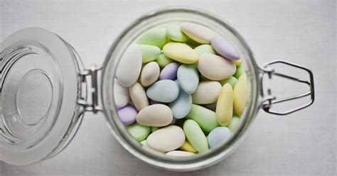 형형색색의 사탕 콩으로 채워진 유리병 사진 Unsplash의 방 종 이미지