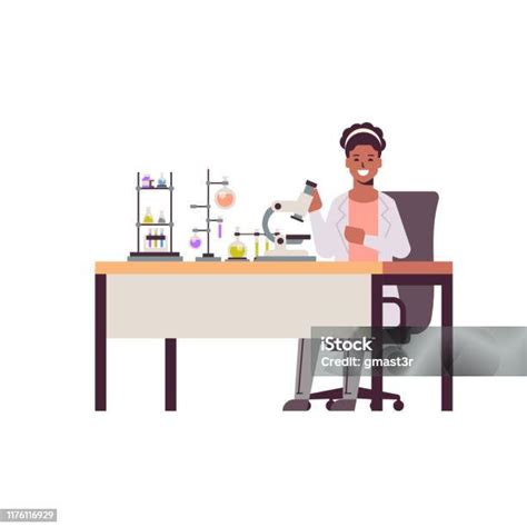 현미경 아프리카 계 미국인 여성과 함께 일하는 여성 과학자는 테이블에 앉아 있는 균일한 앉아 서 시험관 연구 과학 개념 전체 길이를 가진 과학 실험 화학 실험실을 만듭니다