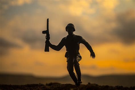 전쟁 개념입니다 군사 전쟁 안개 하늘 배경 세계 대전 군인 실루엣 아래 흐린 스카이 라인 석양에 싸우는 장면 실루엣 공격 장면입니다 기갑된 차량입니다 행동에 독일 탱크