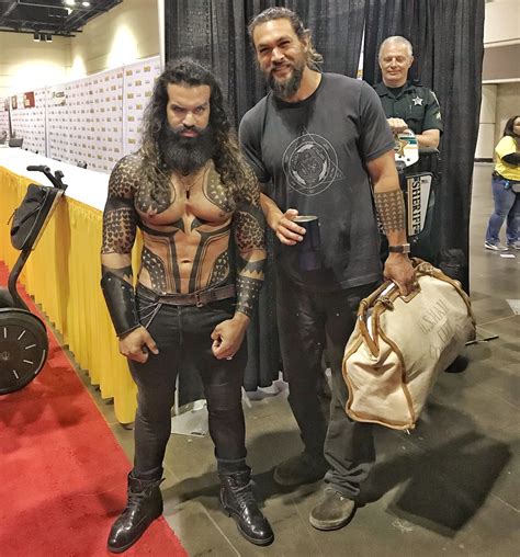 Jason Momoa With Fan In 2023 Jason Momoa Aquaman Jason Momoa Fashion