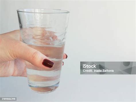 여자의 손에 든 물 한 잔 수분 균형 깨끗이 음용수 여과수 텍스트를 위한 장소입니다 가득 찬에 대한 스톡 사진 및 기타 이미지 Istock