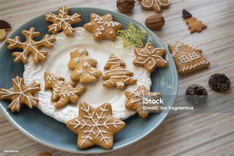 밝은 나무 테이블에 파란색과 흰색 접시에 배열된 전통적인 크리스마스 진저브레드 다양한 크리스마스 모양 0명에 대한 스톡 사진 및 기타 이미지 Istock