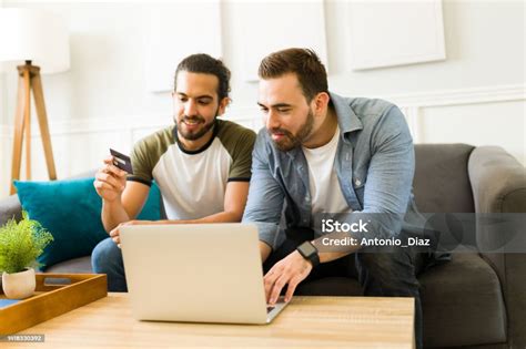 신용 카드로 지불하는 노트북에서 온라인 쇼핑을하는 게이 커플 20 29세에 대한 스톡 사진 및 기타 이미지 20 29세 2명 30 39세 Istock