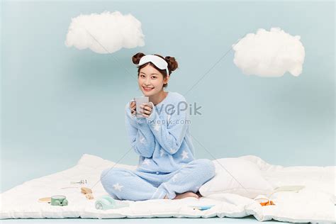 컵을 손에 들고 잠옷 여자 사진 무료 다운로드 Lovepik