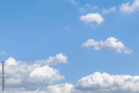 푸른 가을 하늘의 예쁜 흰 구름 Stock Foto Adobe Stock