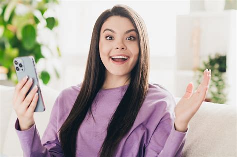 매력적인 젊은 십대 여자의 사진 흥분 홀드 장치 옷을 입은 보라색 옷차림 밝고 아늑한 하루 빛 홈 인테리어 거실 14 15 살에 대한 스톡 사진 및 기타 이미지 Istock