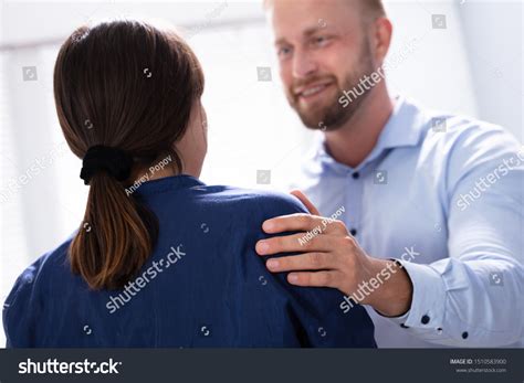 28289 Imágenes De Man Hand On Womans Shoulders Imágenes Fotos Y