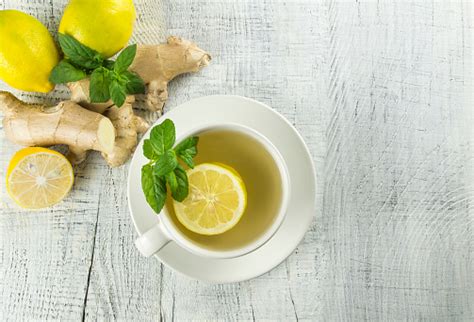 신선한 생강 민트 라임 시트러스를 곁들인 허브 민트 레몬 생강 차 화이트 컵 독감 추운 겨울 날에 대 한 허브 차 뜨거운 음료 0명에 대한 스톡 사진 및 기타 이미지