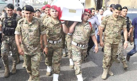 تشييع الشهيد إبراهيم محمد صالح والدته حضرت بثيابه العسكرية فيديو