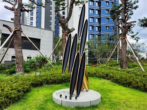 롯데건설 입주민 주거공간에 예술 조경 설계…단지 내 유명 아티스트 작품 설치 한국경제