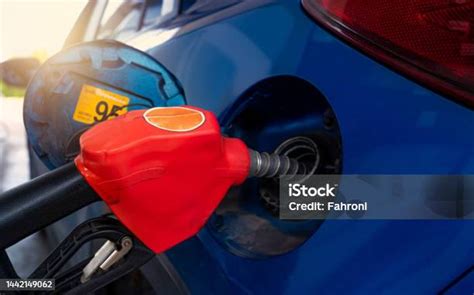 주유소에서 자동차 연료 연료는 가솔린 가솔린으로 가득 주유소에서 자동차의 연료 탱크에 연료 노즐을 채우는 가솔린 펌프 가솔린 산업 및 서비스 휘발유 가격 과 석유 위기 개념