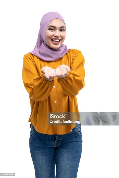 손바닥을 열고 무언가를 보여주는 머리 스카프를 쓴 아시아 무슬림 여성 개념에 대한 스톡 사진 및 기타 이미지 개념 단정한 의류 동양인 Istock