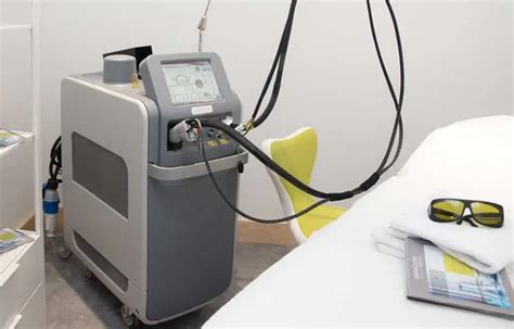 کدام دستگاه لیزر درد کمتری دارد؟ کلینیک ایران لیزر