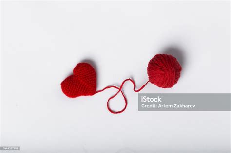 흰색 배경에 양모 공과 하트 모양을 닫습니다 하트 모양의 모직 원사 크로 셰 뜨개질을 사랑해요 0명에 대한 스톡 사진 및 기타