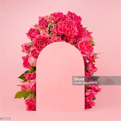 신선한 작은 장미의 아치의 우아한 프레임 프리젠 테이션 화장품 모형 사각형 근접 촬영을위한 핑크 무대의 추상 연단으로 결혼식 초대장 광고 디자인을위한 꽃 템플릿 가장자리에