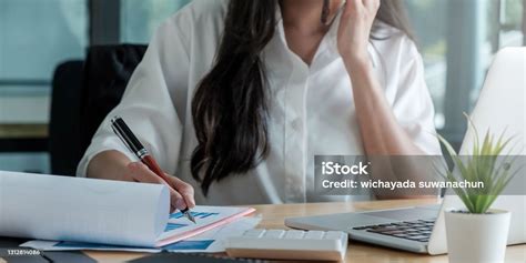 비즈니스 데이터 회계 문서 및 계산기 비즈니스 개념 계산을 위해 랩톱 컴퓨터에서 작업하는 사업가 또는 회계사 손 홀딩 펜의 클로즈업 개념에 대한 스톡 사진 및 기타 이미지