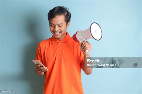 휴대 전화를 들고 메가폰을 사용하여 더 크게 말하는 아시아 남자 20 24세에 대한 스톡 사진 및 기타 이미지 20 24세 20 29세 광고 Istock