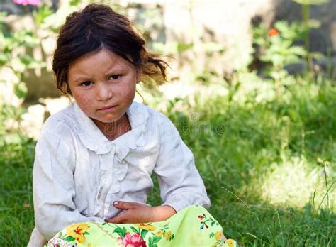 Belle Fille Gitane De Roumanie Photo Stock éditorial Image Du Gens Famille 103232888