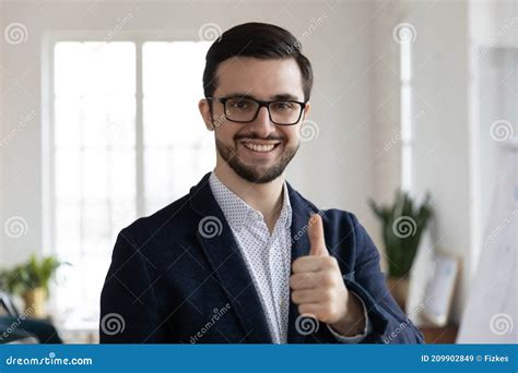 Retrato Do Cliente Leal Avaliando A Boa Qualidade Com Gesto Semelhante