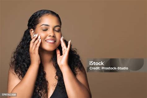 완벽한 피부 행복 한 아름 다운 브라질 플러스 사이즈 여자가 기뻐하는 얼굴 표정으로 그녀의 얼굴을 만지고 공간을 복사 25 29세에 대한 스톡 사진 및 기타 이미지 Istock