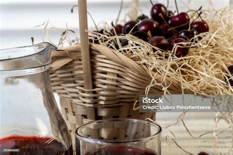 나무 테이블에 체리와 체리 주스 또는 와인 디켄터와 주스와 유리 체리바구니 0명에 대한 스톡 사진 및 기타 이미지 0명