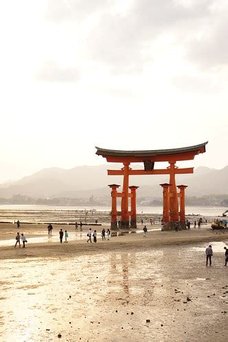Dsc00453  夕焼けに染まる厳島神社の大鳥居 Hideto Kobayashi Flickr