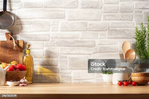 부엌 조리대는 벽돌 벽 배경에있는기구 야채 및 향신료와 함께 복사 공간 사용 가능 부엌에 대한 스톡 사진 및 기타 이미지 부엌 탁자 음식 Istock