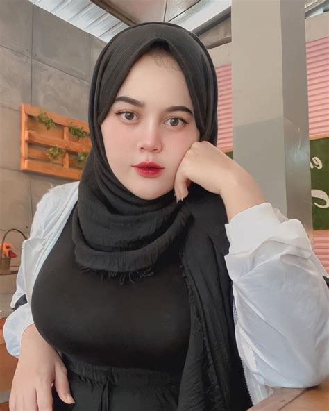 Pin By Tasyaa On Simpan Cepat Hijab Fashion Girl Hijab Beautiful Arab Women