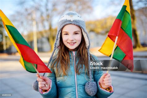삼 색 리투아니아 깃발을 들고 리투아니아 독립 기념일을 축 하 하는 귀여운 어린 소녀 리투아니아 국기에 대한 스톡 사진 및 기타 이미지 리투아니아 국기 2월 3월