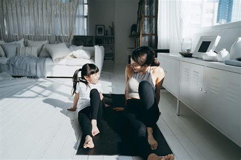 즐거운 젊은 아시아 어머니 과 작은 딸 운동 과 연습 요가 함께 집에서 가족에 대한 스톡 사진 및 기타 이미지 가족 여성 운동 Istock