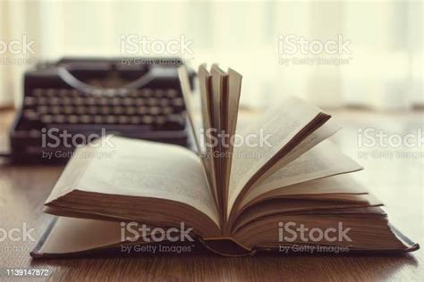 배경 화면에 백라이트와 오래 된 타자기와 오래 된 빈티지 책 참고 문헌 개념 0명에 대한 스톡 사진 및 기타 이미지 0명 갈색 고대의 Istock