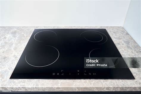 플랫 쿡탑 조리 인덕션 전기 빌트인 검은색 스토브 세라믹 강화 유리 인덕션 또는 주방에 4개의 버너가 있는 전기 호브 스토브 밥솥에 내장된 검은색 광택이 있는 회색 조리대