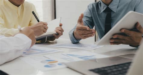 젊은 스타트 업 사업가 팀워크 브레인 스토밍 회의는 새로운 프로젝트 투자에 대해 논의합니다 사진 Unsplash의 매니저 이미지