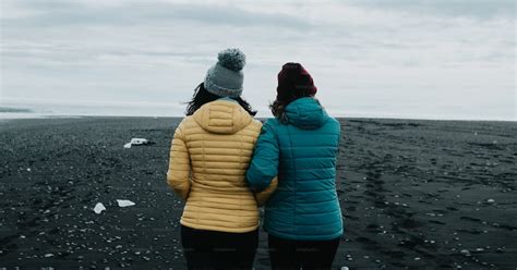 해변에 서서 바다를 바라보는 두 여자 사진 Unsplash의 사람 이미지