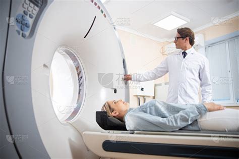 女人ct检查青年人成年的中年人急救员病人男性