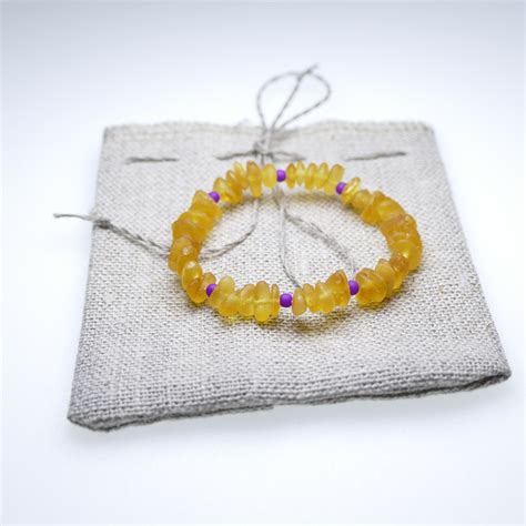 Sieviešu Rokassprādze No Dzeltenās Krāsas Nepulētā Baltijas Jūras Dzintara Un Lillā Akrila