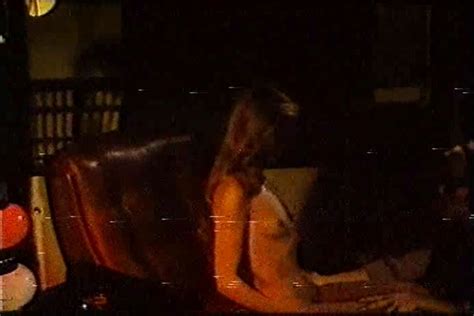 Naked Paola Moreno in La basura está en el ático