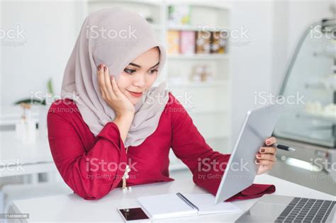 젊은 아시아 무슬림 여자는 생각과 흰색 카페에서 태블릿을 사용 하는 경영자에 대한 스톡 사진 및 기타 이미지 경영자 교육