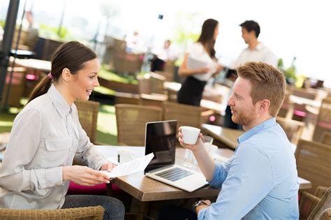 비즈니스 커플 새 프로젝트에 대해 이야기하는 동안 커피 사이클간 2명에 대한 스톡 사진 및 기타 이미지 2명 계획 기업 재무와 산업 Istock