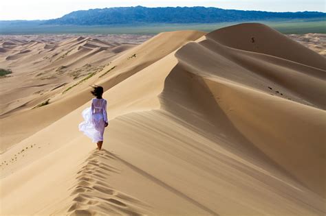 몽골 사막 모래 언덕에서 걷는 여성 밝은 여름 날 몽골 홀리데이 휴가 개념에 황금 모래를 걷는 젊은 여성 여자에 대한 스톡 사진 및 기타 이미지 Istock
