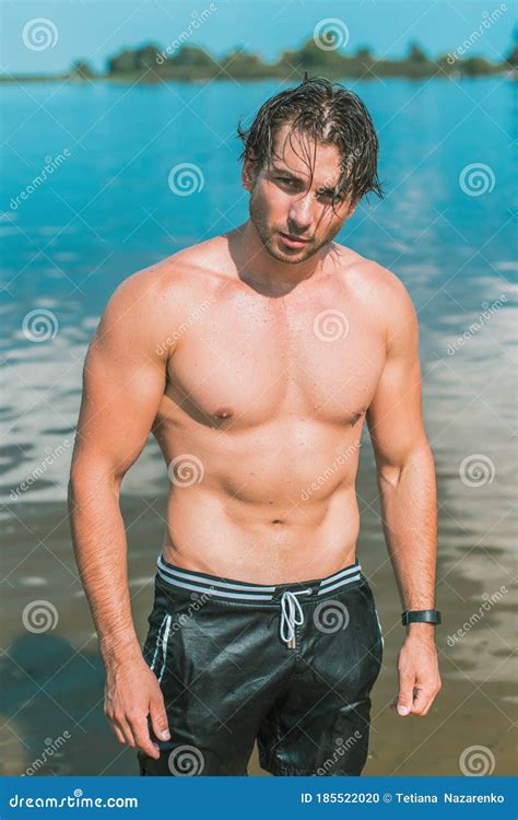 Hombre Guapo En Verano Chico Sexy De Vacaciones Foto De Archivo Imagen De Lifestyle Persona