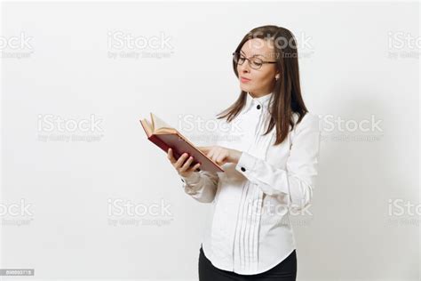 아름 다운 행복 백인 젊은 갈색 머리 비즈니스 여자 흰 셔츠 검정 치마 안경 책을 읽고 웃 고 흰색 배경에 고립 관리자 작업자 학생입니다 광고에 대 한 공간을 복사 합니다