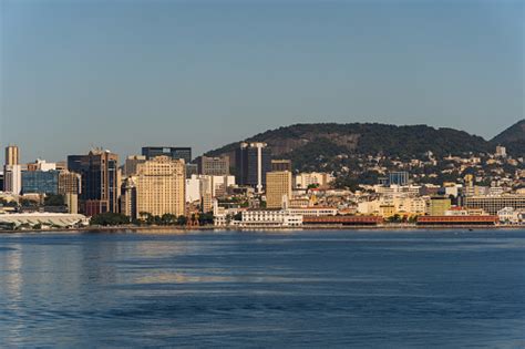 브라질 리우데자네이루에 있는 과나바라 만의 아름다운 전망과 항구 언덕 건물을 배경으로 합니다 아름다운 풍경과 바다가 있는 언덕 맑은 날 리우데자네이루에 대한 스톡 사진 및