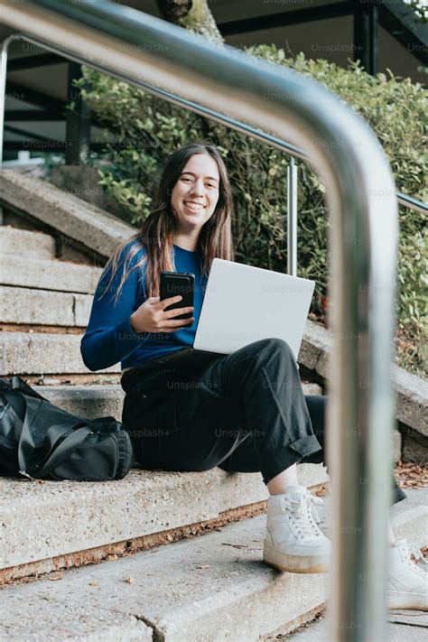 노트북 컴퓨터를 사용하여 계단에 앉아 있는 여자 사진 Unsplash의 디지털 유목민 이미지