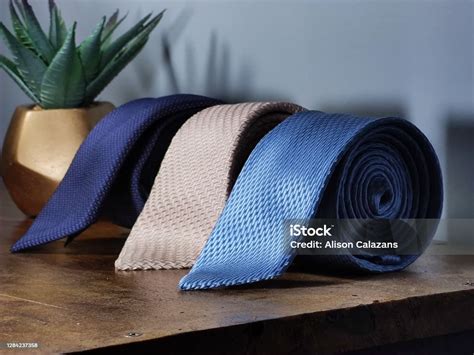 블루 넥타이에서 선택적 초점 테이블에 넥타이를 롤업하고 배경을 흐리게합니다 신사와 넥타이 패션의 개념 쇼핑 아버지의 날 0명에 대한 스톡 사진 및 기타 이미지 Istock