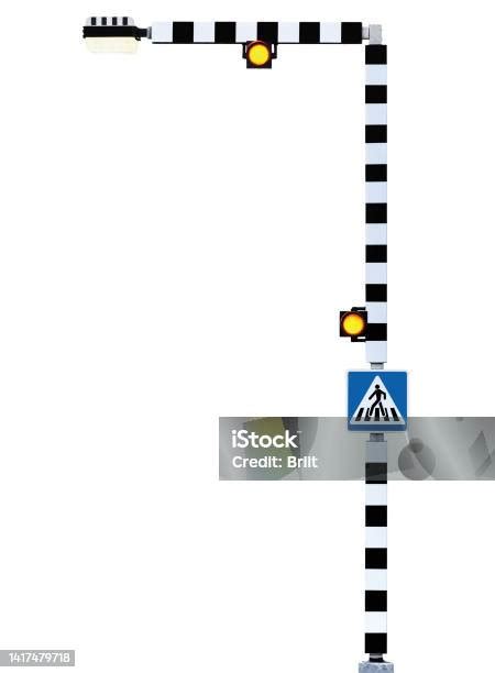 얼룩말 횡단 도로 표지판 보행자 교차 경고 경고 횡단 보도 벨리샤 비콘 신호등 파란색의 간판 흑백 줄무늬 표지판 기둥 포스트 밝은 노란색 가로등 램프 랜턴 교통 안전 개념