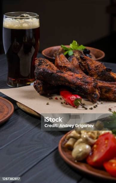 구운 돼지 갈비 다크 맥주 한 잔 절인 채소 베이컨 샐러드 검은 나무 배경에 달빛이 있는 음식 세트 0명에 대한 스톡 사진 및 기타 이미지 Istock